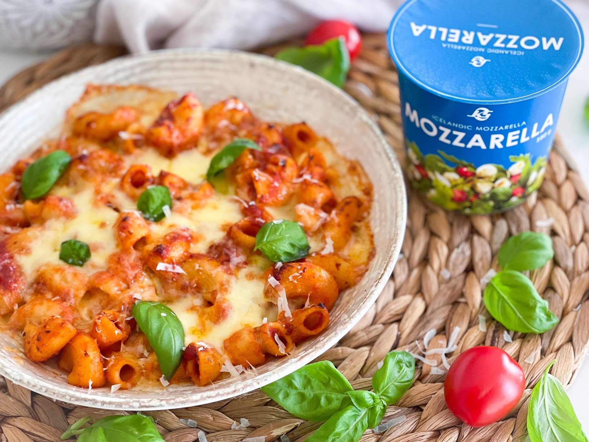 Bakað tómatpasta með mozzarellakúlum | Gott í matinn